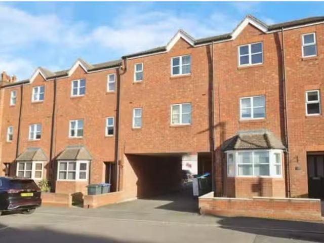 New 1 BA 2 bedroom house for rent in Cambridge Street, Rugby.