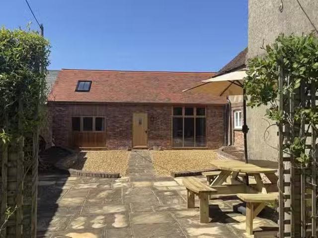 Rental! 1 BA 2 bedroom house for rent in Church Lane, West Par.