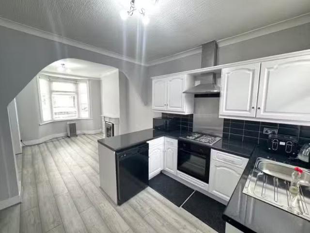 Charming 1 BA 2 bedroom house for rent in Pond Road, Stratford.