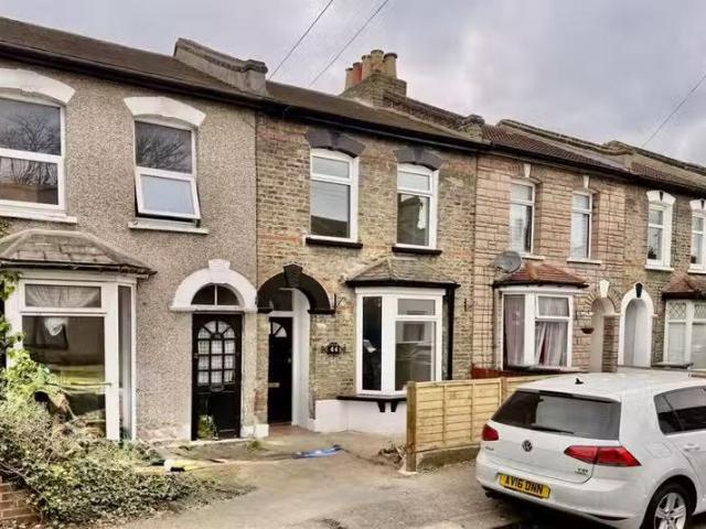 Just in! 1 BA 2 bedroom house for rent in Tower Hamlets Road.