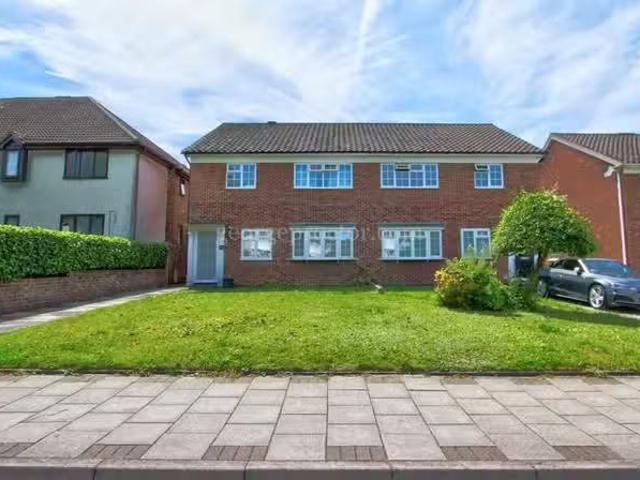 Deal! 1 BA 2 bedroom maisonette for rent in Magpie Hall Lane.