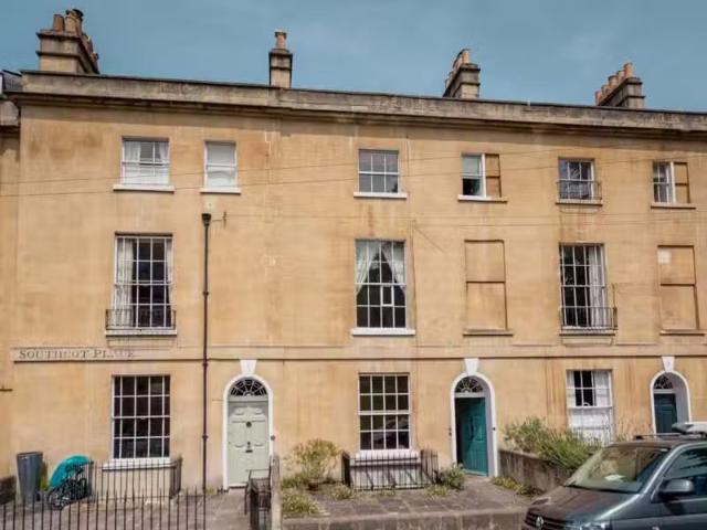 Charming 1 BA 2 bedroom maisonette for rent in Southcot Place.