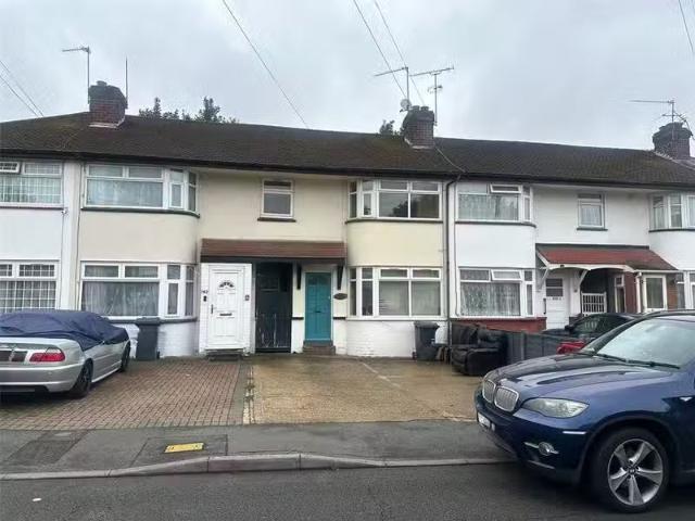 Nice 1 BA 2 bedroom Mid Terrace House to rent, Bower Way, Slou.