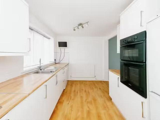 Nice 1 BA 2 bedroom Mid Terrace House to rent, Buchanan Green.