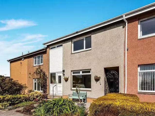 Cozy 1 BA 2 bedroom Mid Terrace House to rent, Forth Court, Da.