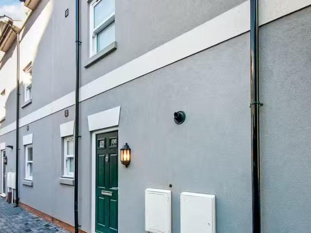 Nice 1 BA 2 bedroom Mid Terrace House to rent, Royal Mews, Cav.