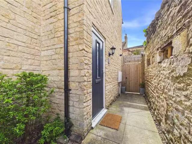 Unique 1 BA 2 bedroom Semi Detached House to rent, East Road.