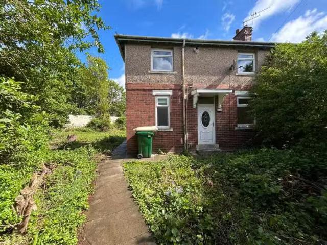 Rental! 1 BA 2 bedroom semi detached house for rent in Hird Av.