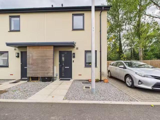 Charming 1 BA 2 bedroom semi detached house for rent in Mayors.