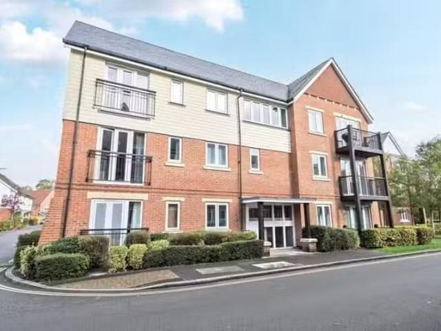 Cheap 1 BA 2 bedroom penthouse for rent in Alder Court, Fleet.