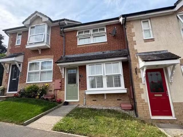Cozy 1 BA 2 bedroom terraced house for rent in Beechfield Clos.