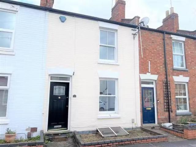 Just in! 1 BA 2 bedroom terraced house for rent in Guy Street.