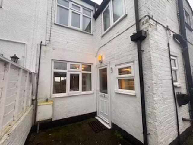 Cheap 1 BA 2 bedroom terraced house for rent in Old Row, Spart.