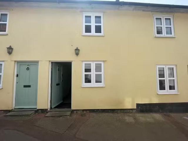 Rental! 1 BA 2 bedroom terraced house for rent in Market Lane.