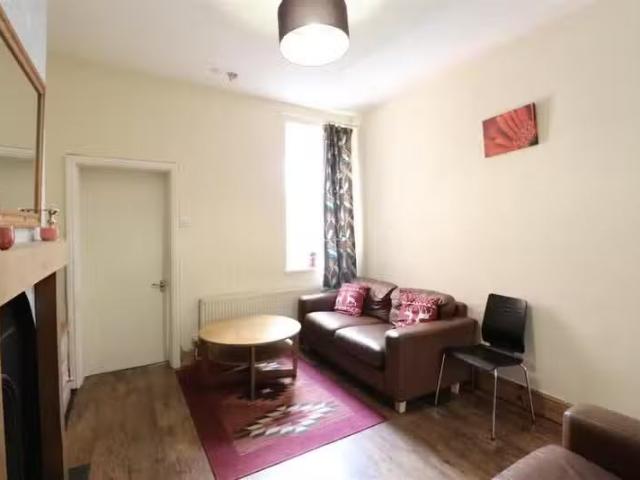 Charming 1 BA 2 bedroom terraced house for rent in Marroway St.