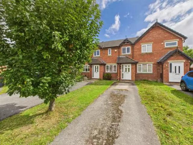 Just in! 1 BA 2 bedroom terraced house for rent in Newry Court.