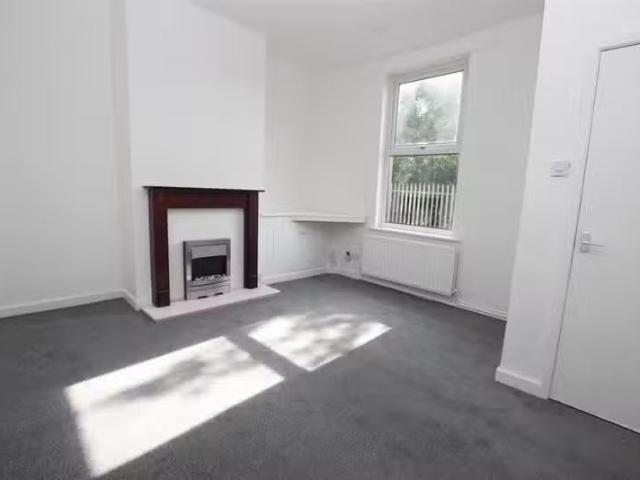 Rental! 1 BA 2 bedroom terraced house for rent in Railway View.