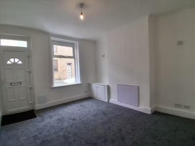 Just in! 1 BA 2 bedroom terraced house for rent in Reed Street.