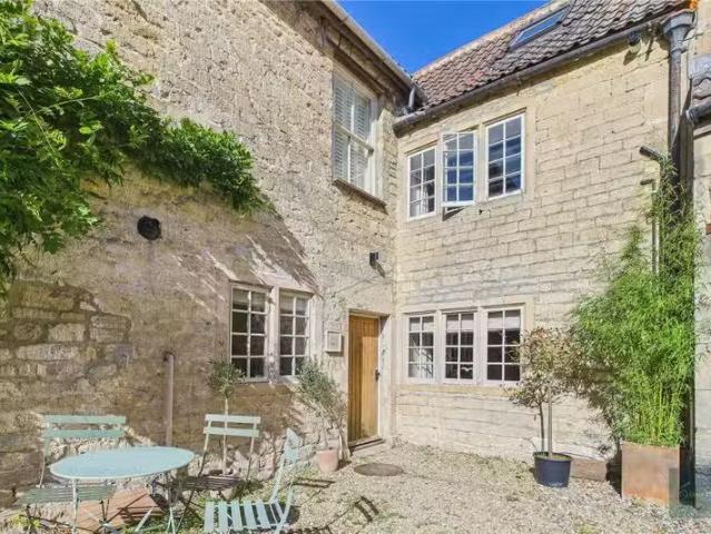 Charming 1 BA 2 bedroom terraced house for rent in Three Lions.
