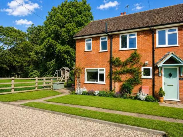 Rental! 1 BA 3 bedroom cottage for rent in New Cottages, Drayt.