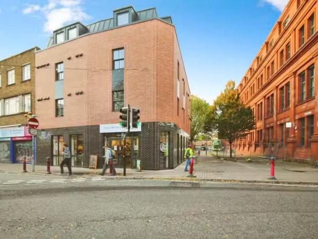 For Rent! 1 BA 3 bedroom apartment for rent in Lombard Street.