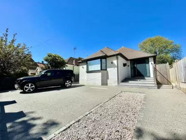 Rental! 1 BA 3 bedroom bungalow for rent in Victoria Avenue, W.