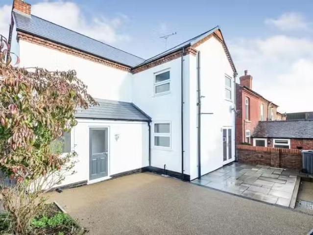 Just in! 1 BA 3 bedroom detached house for rent in Duke Street.