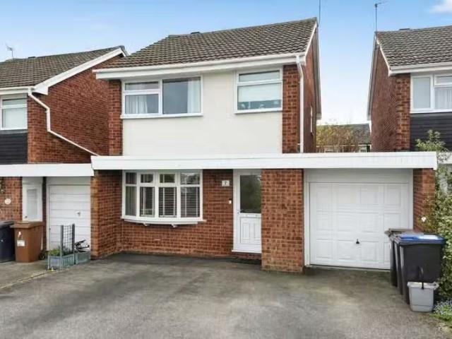 Deal! 1 BA 3 bedroom detached house for rent in Field Close, H.