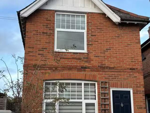 Cozy 1 BA 3 bedroom detached house for rent in Orchard Road, C.
