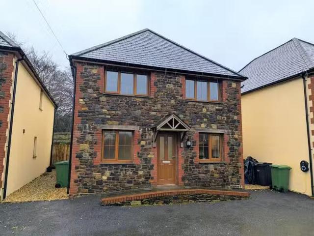 Rental! 1 BA 3 bedroom detached house for rent in North Molton.