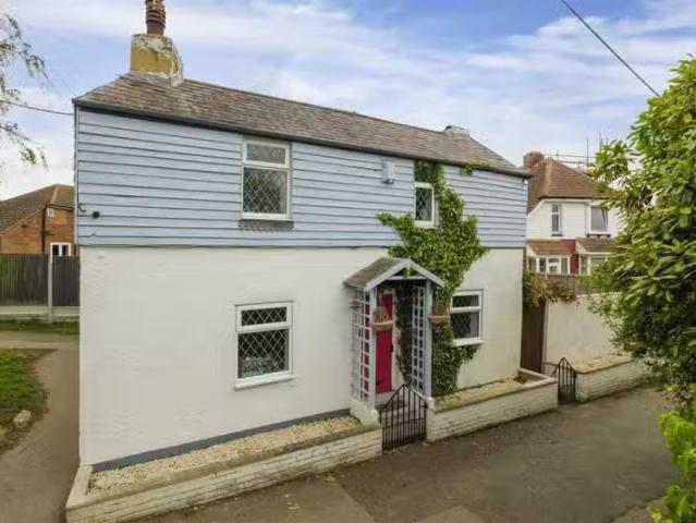 Charming 1 BA 3 bedroom detached house for rent in St. Mildred.