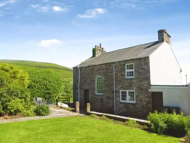 Rental! 1 BA 3 bedroom detached house for rent in Town Green.