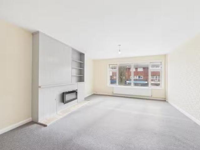 Nice 1 BA 3 bedroom duplex for rent in Leicester Street, Bulki.