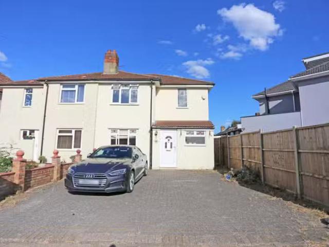 Cheap 1 BA 3 bedroom end of terrace house for rent in Crown Ro.