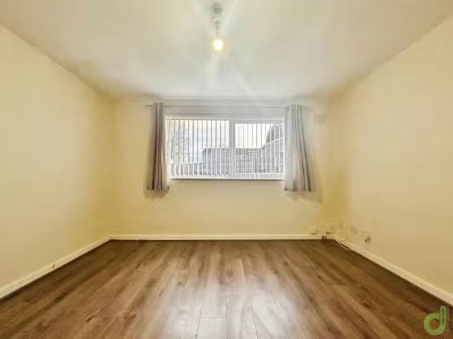 Rental! 1 BA 3 bedroom end of terrace house for rent in Freder.
