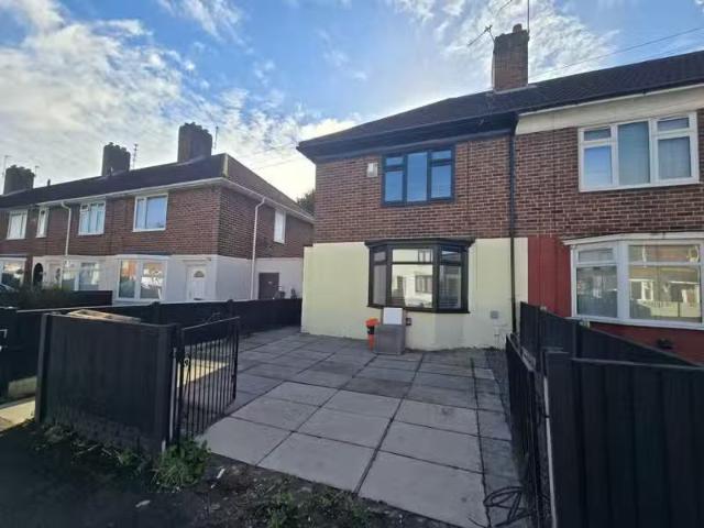 Unique 1 BA 3 bedroom end of terrace house for rent in Kingshe.