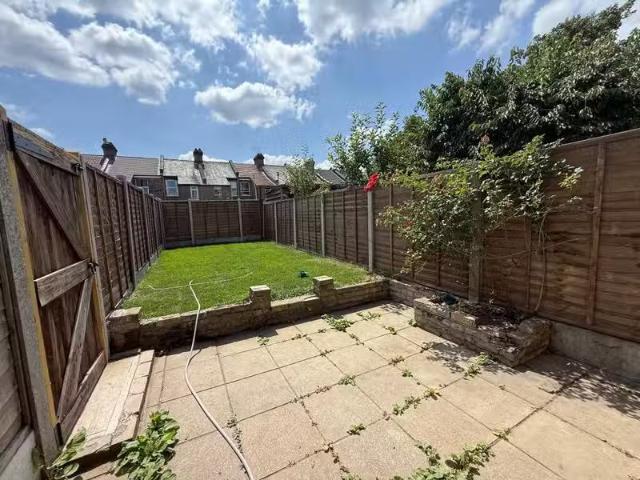 Rental! 1 BA 3 bedroom end of terrace house for rent in John S.