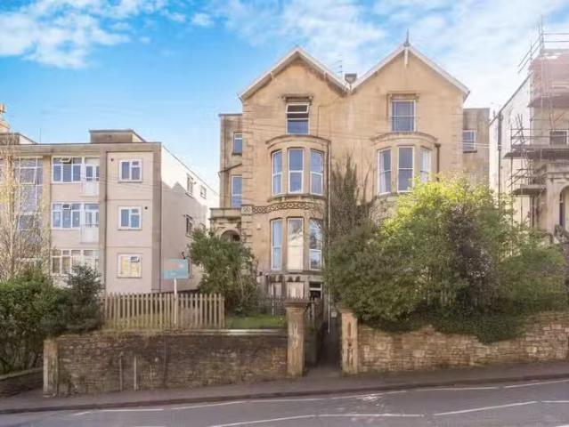 Cheap 1 BA 3 bedroom flat for rent in 94 Cotham Brow, Bristol.