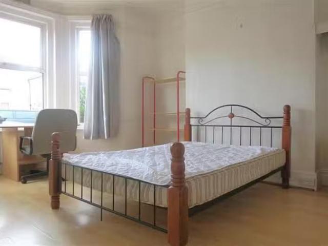 Charming 1 BA 3 bedroom flat for rent in 3 bedroom Ground Floo.
