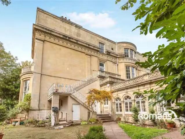 Cozy 1 BA 3 bedroom flat for rent in Clifton Park, Bristol, BS8