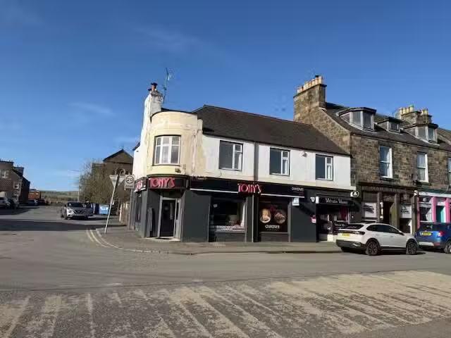 Rental! 1 BA 3 bedroom flat for rent in High Street, Leslie, G.