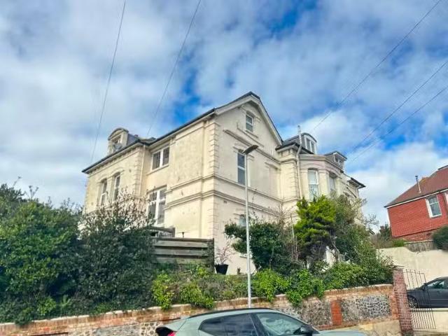For Rent! 1 BA 3 bedroom flat for rent in Hurst Road, Eastbour.