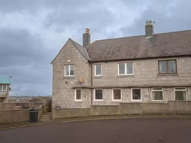 Cozy 1 BA 3 bedroom flat for rent in North Anderson Drive, Abe.