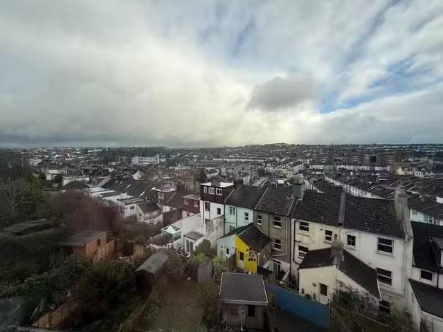 Rental! 1 BA 3 bedroom flat for rent in Roundhill Crescent, Br.