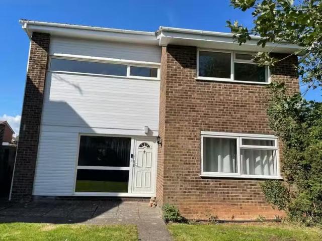 Cozy 1 BA 3 bedroom house for rent in Kingfisher Road, Chippin.