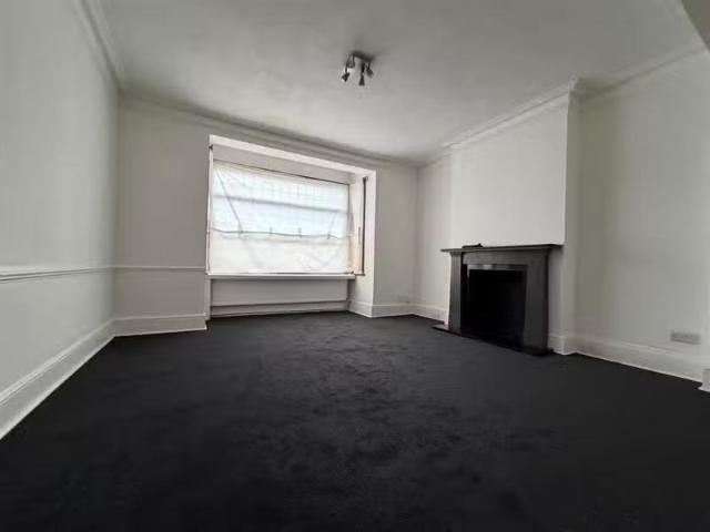 Deal! 1 BA 3 bedroom house for rent in Westwood Road, Ilford.