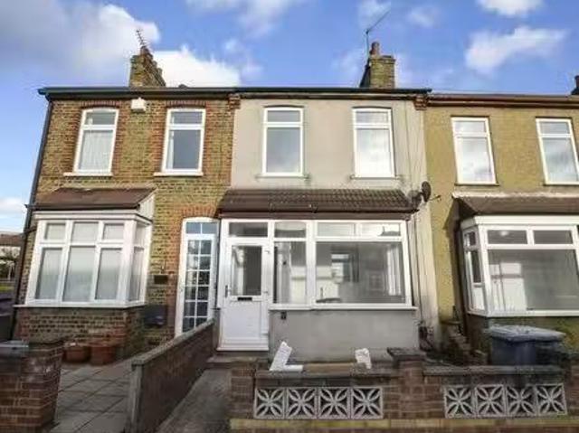 Just in! 1 BA 3+ bedroom house to rent in Hainault Road, Romfo.