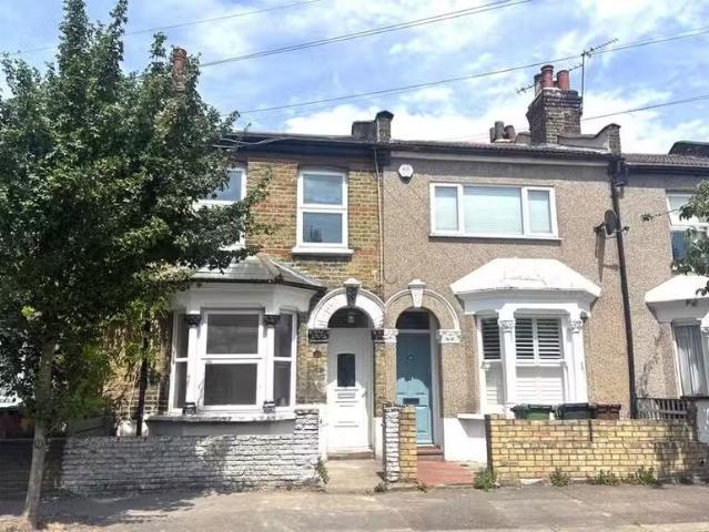 Deal! 1 BA 3 bedroom House to rent, Myrtle Road, Walthamstow.