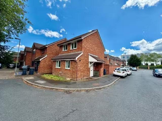 Rental! 1 BA 3 bedroom link detached house for rent in Orchid.