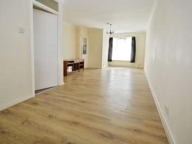 Rental! 1 BA 3 bedroom Mid Terrace House to rent, Brompton Clo.